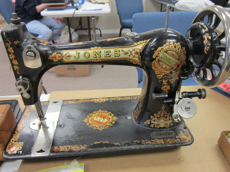 Missy's Homemaking Adventures: Hand Crank Sewing Machines