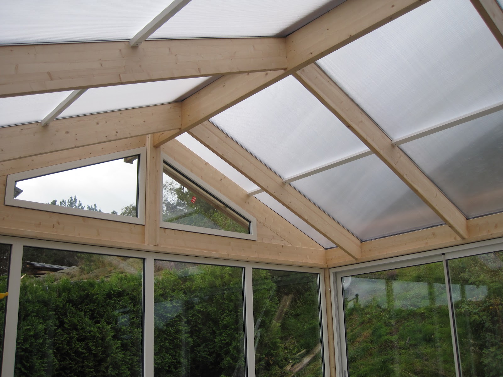 Lyse Rom: ISOLUX- TAKPLATER I POLYKARBONAT