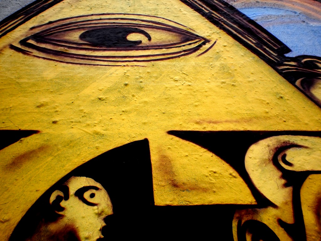 COMIC APOCALIPSIS: DIOS es un graffiti amarillo.