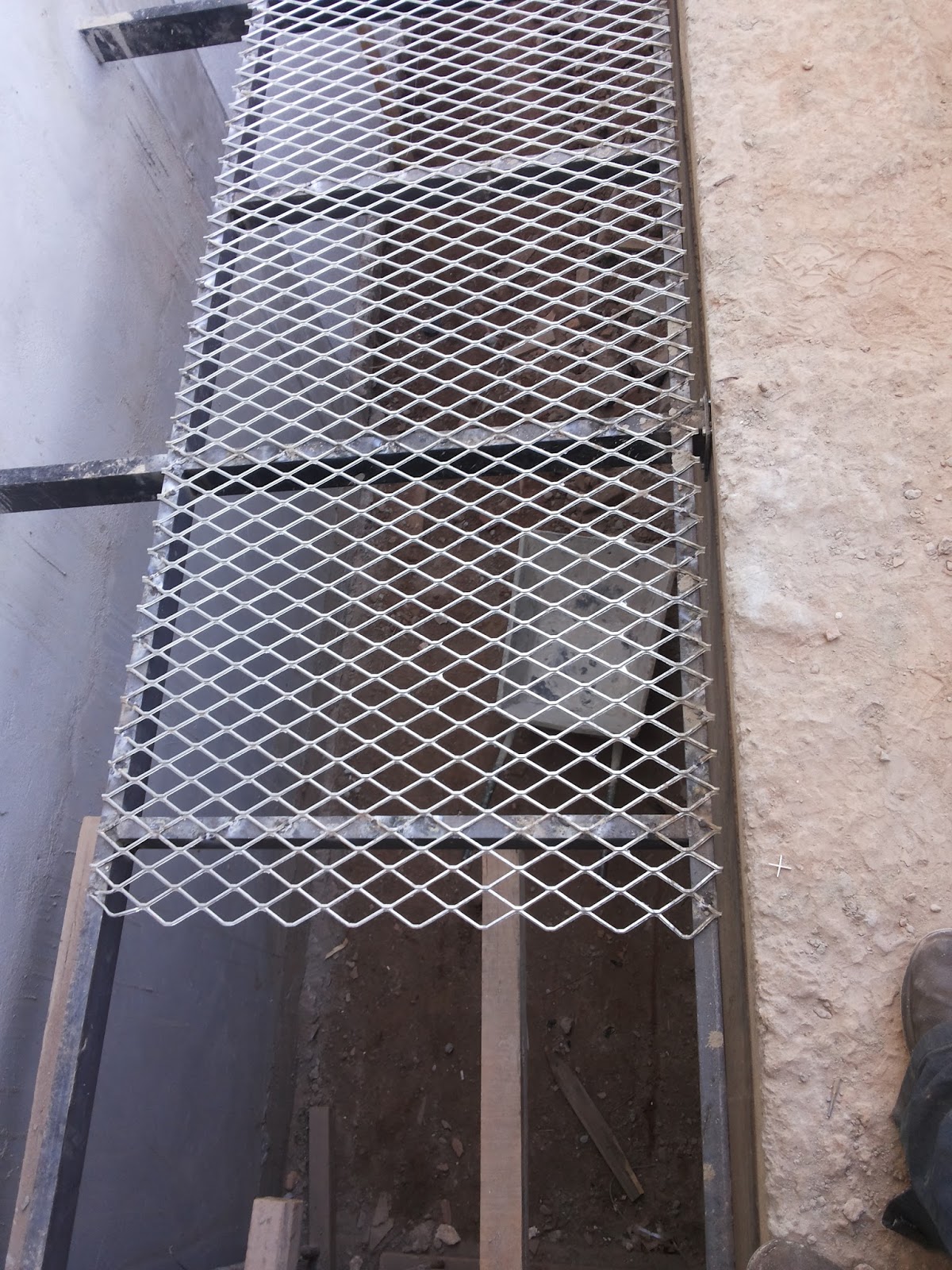 SOF SERRALHERIA OLIVEIRA E FARIA LTDA: PLATAFORMA EM CHAPA EXPANDIDA