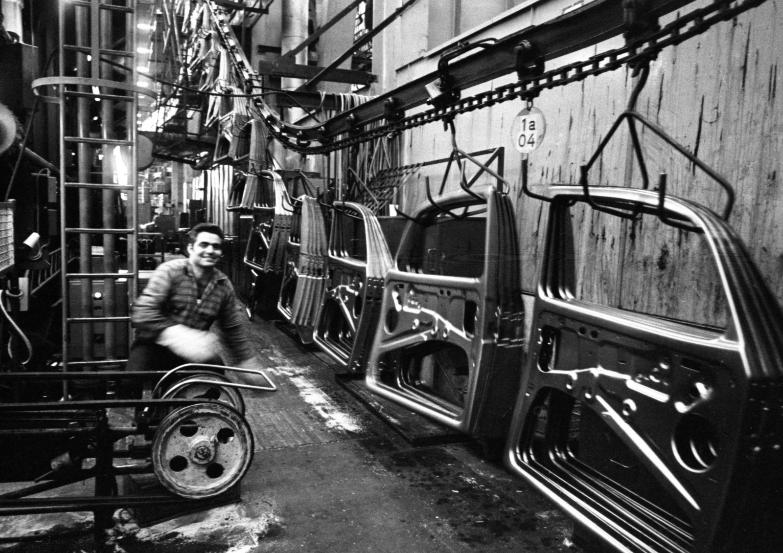 30 Vintage Photographs Capture Daily Life at the Volkswagen Factory in ...