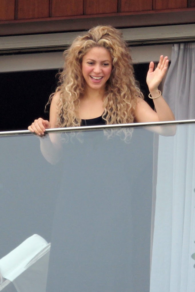 Shakira - myshakiblog: 9 Fotos: Shakira saludando a fans desde Balcón ...