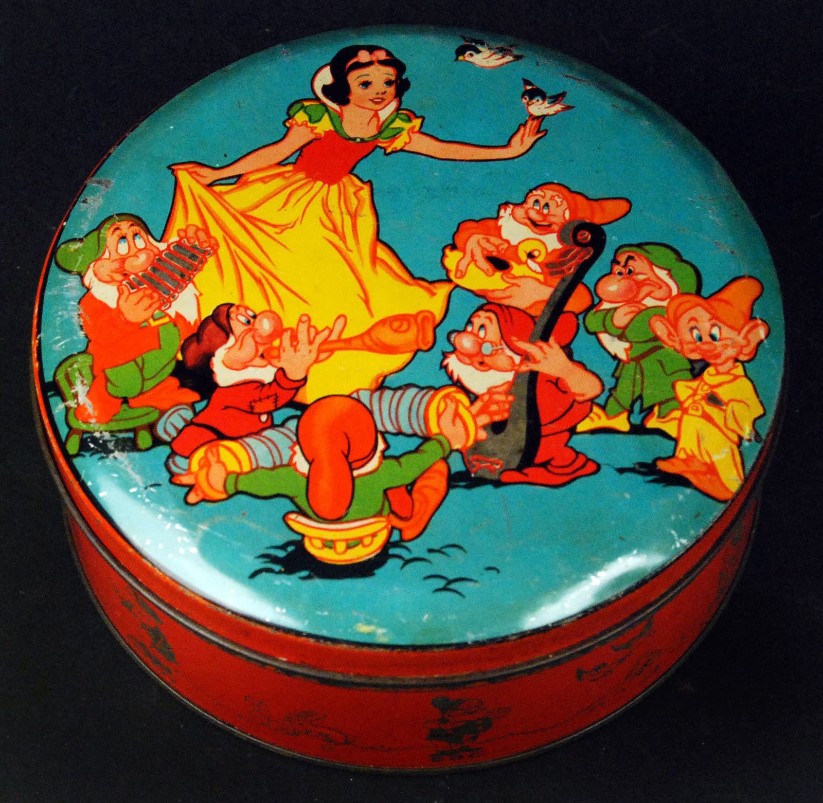 Filmic Light - Snow White Archive: 1938 Round Snow White Tin from England