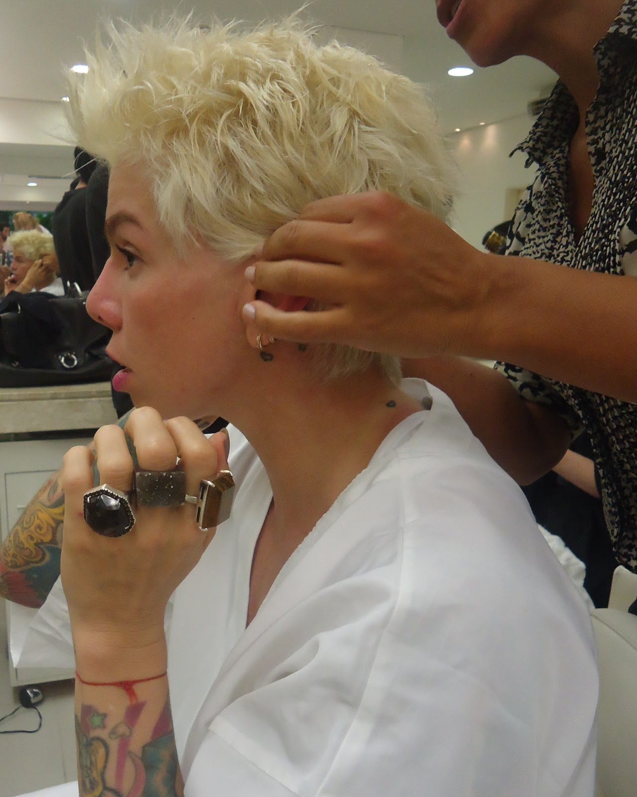 RL DESABAFO: Penélope Nova muda o visual e fica loiríssima.