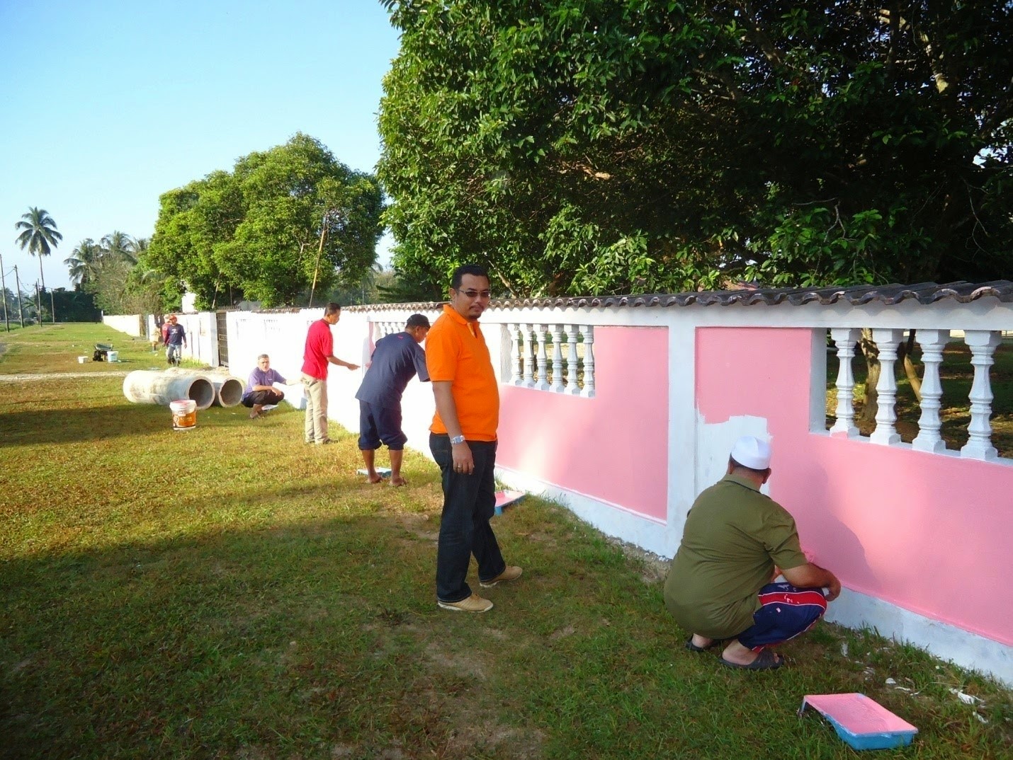 Sekolah Menengah Dewan Beta: AKTIVITI GOTONG ROYONG MENGECAT PAGAR ...