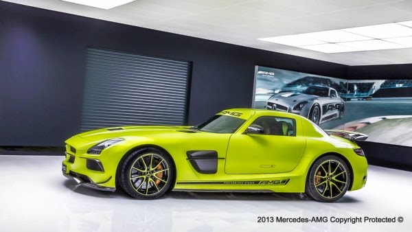 Neon sárga Mercedes-Benz SLS AMG
