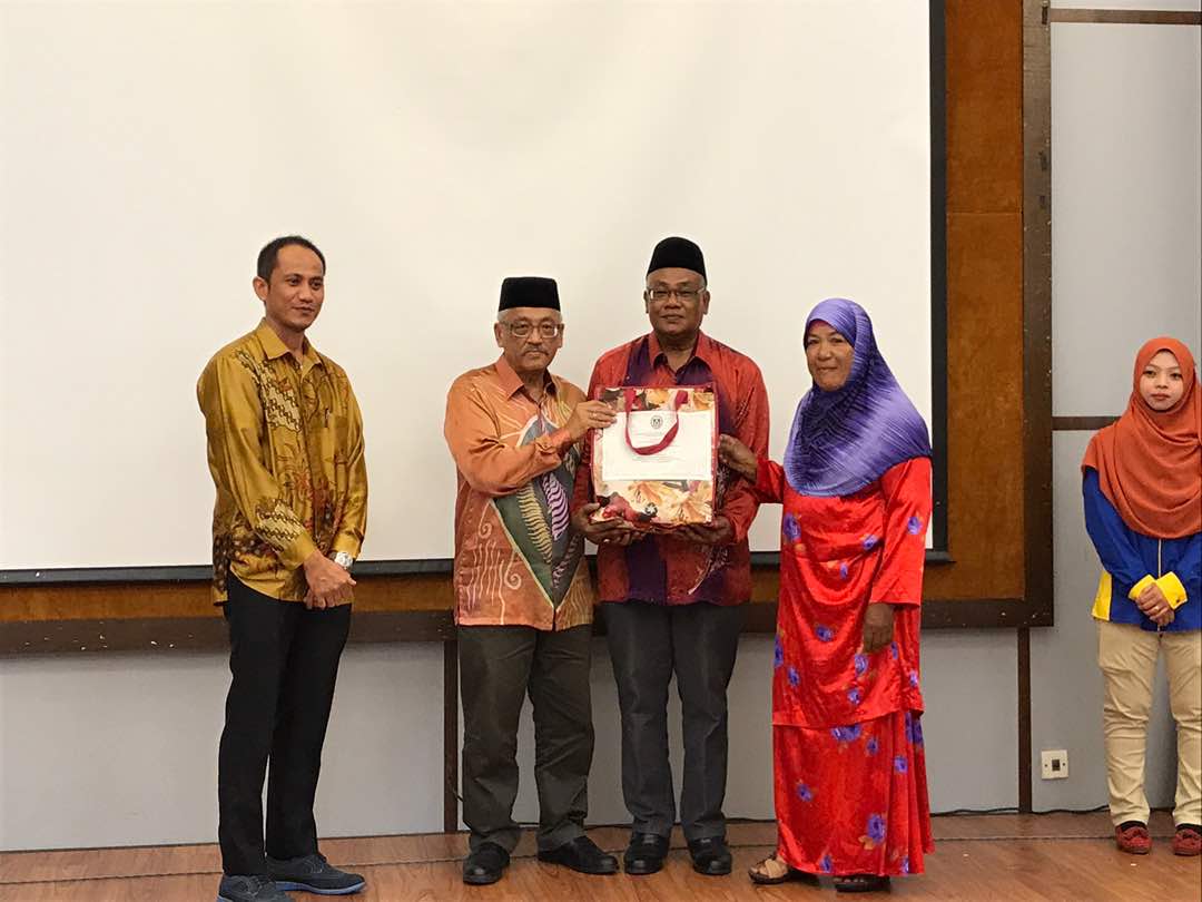 Payung Mahkota Dirgahayu Raja Melayu: Y.T.M. Raja Kecil Bongsu Perak ...