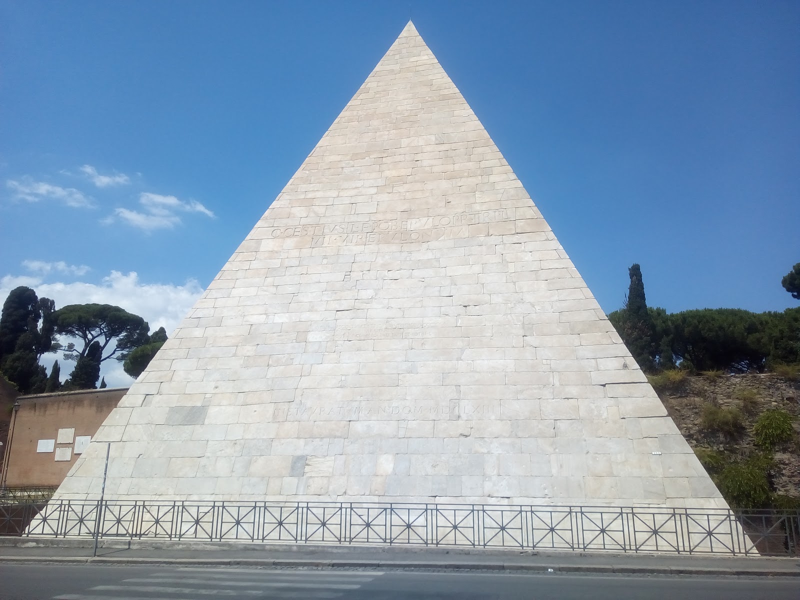 Aurigas en Salamanca: Una pirámide en Roma. La de Cayo Cestio.