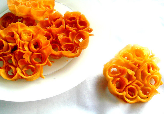 Priya's Versatile Recipes: Eggless Achu Murukku/Rose Cookies/Achappam
