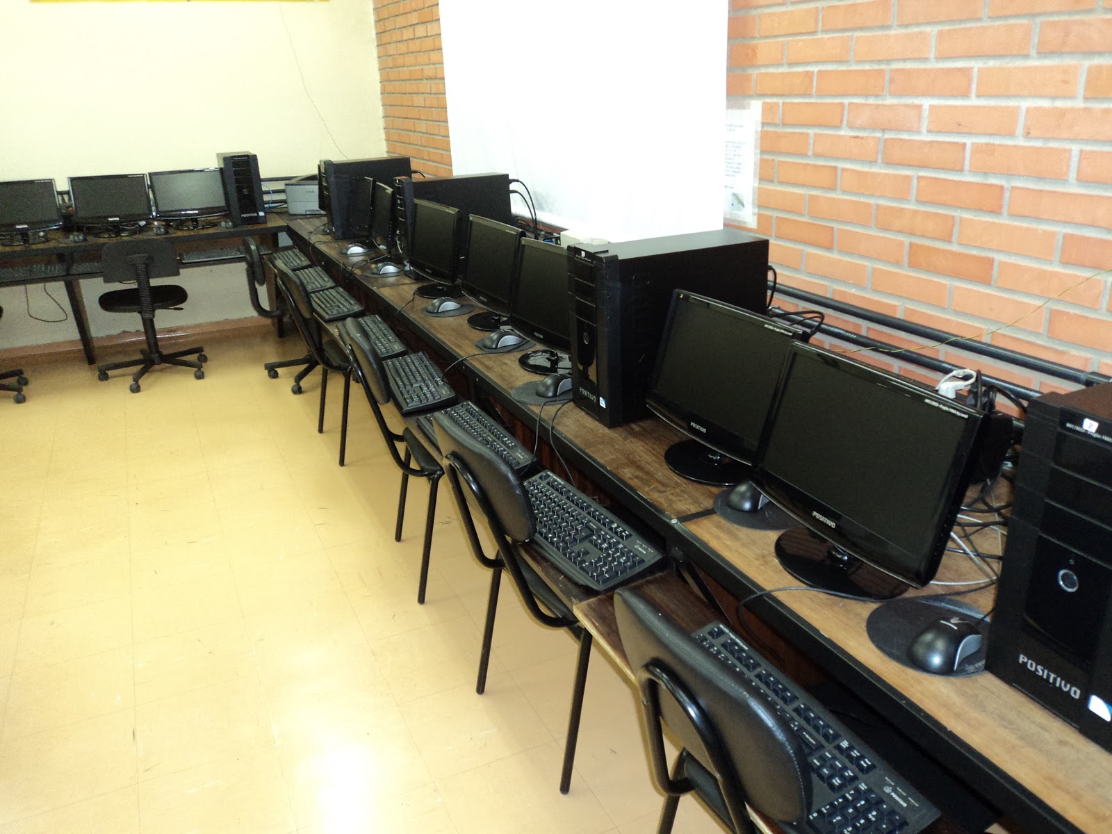 Pires e Pires - Planejados e Interiores: Mesas para Laboratório de ...