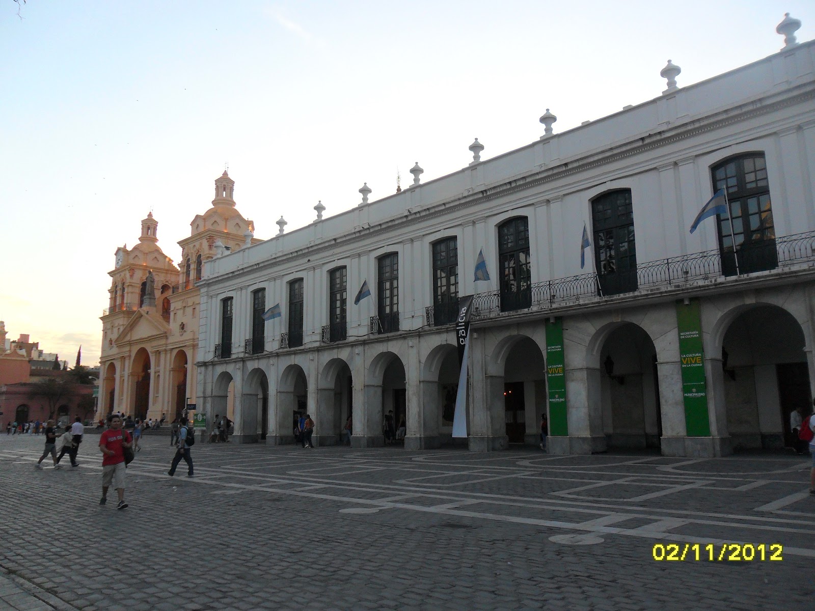 Aquí puedes ver que está a lado de la Catedral.