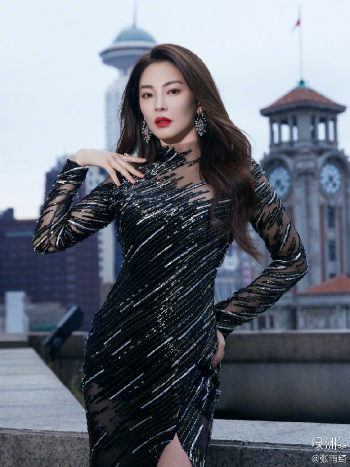 China Entertainment News: Zhang Yuqi poses for photo shoot