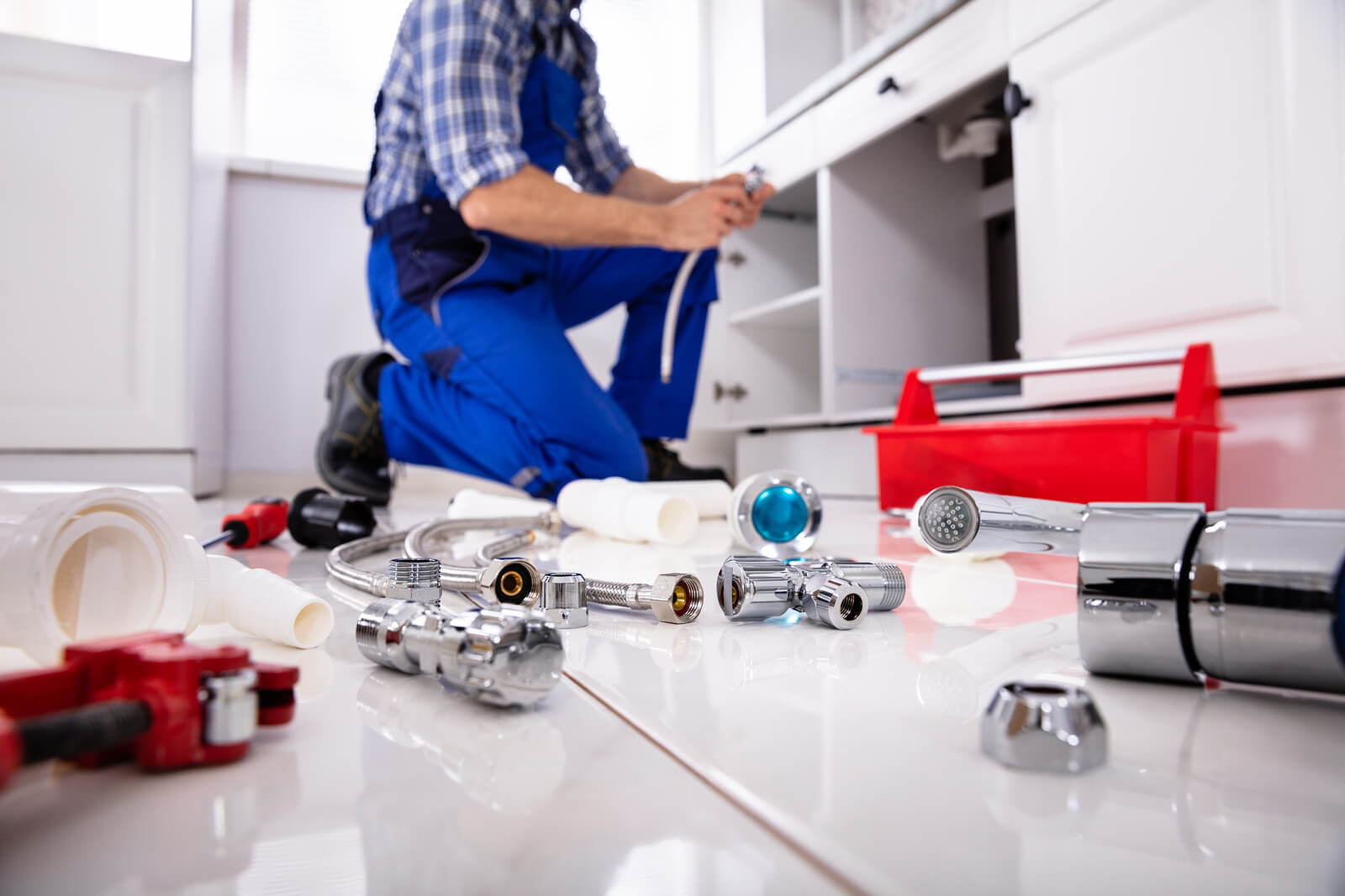 5 THINGS TO LOOK OUT FOR BEFORE HIRING A PLUMBER