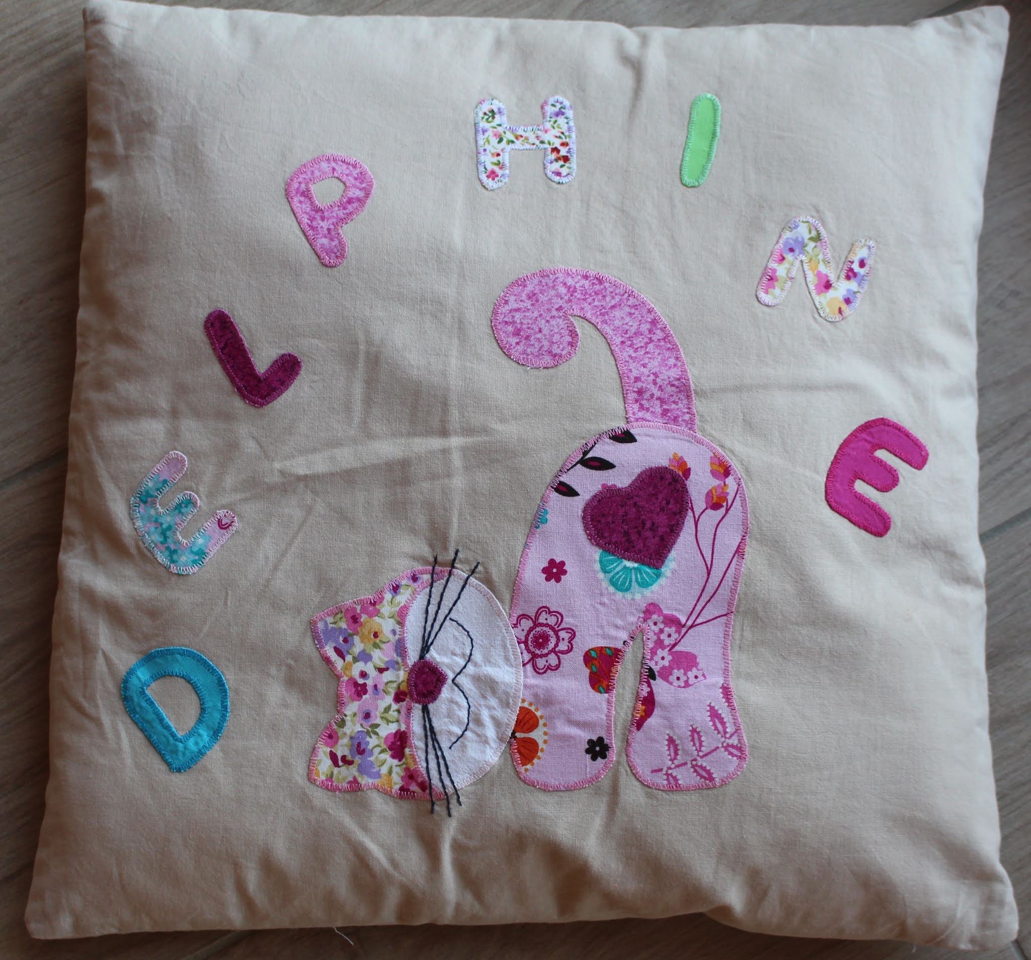 Anne création couture: Coussin rigolo avec des appliqués