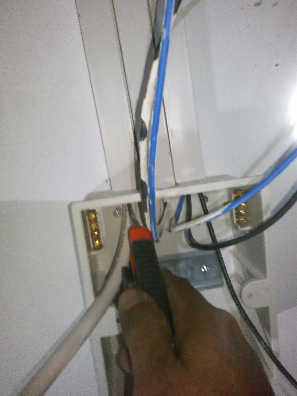 Cara mengupas kabel NYM menggunakan pisau carter