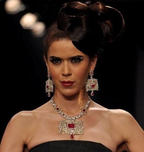 Model in Diamond Long Chain - Jewellery Designs