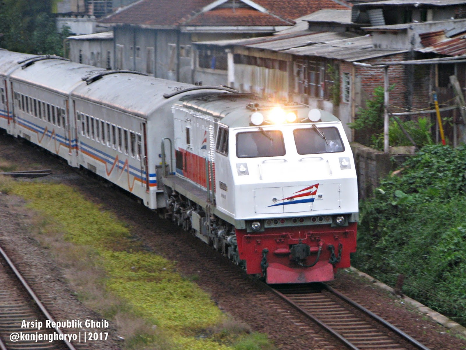 Kereta Api Indonesia: Lokomotif CC201 130 R (201 83 49) Berdinas KA Penataran, Lokomotif ...