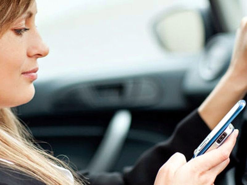 Focus Automotive : LAS MUJERES TEXTEAN MAS AL MANEJAR? ENTERATE