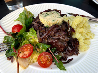 grillet hvalbiff med myk løk og kryddersmør