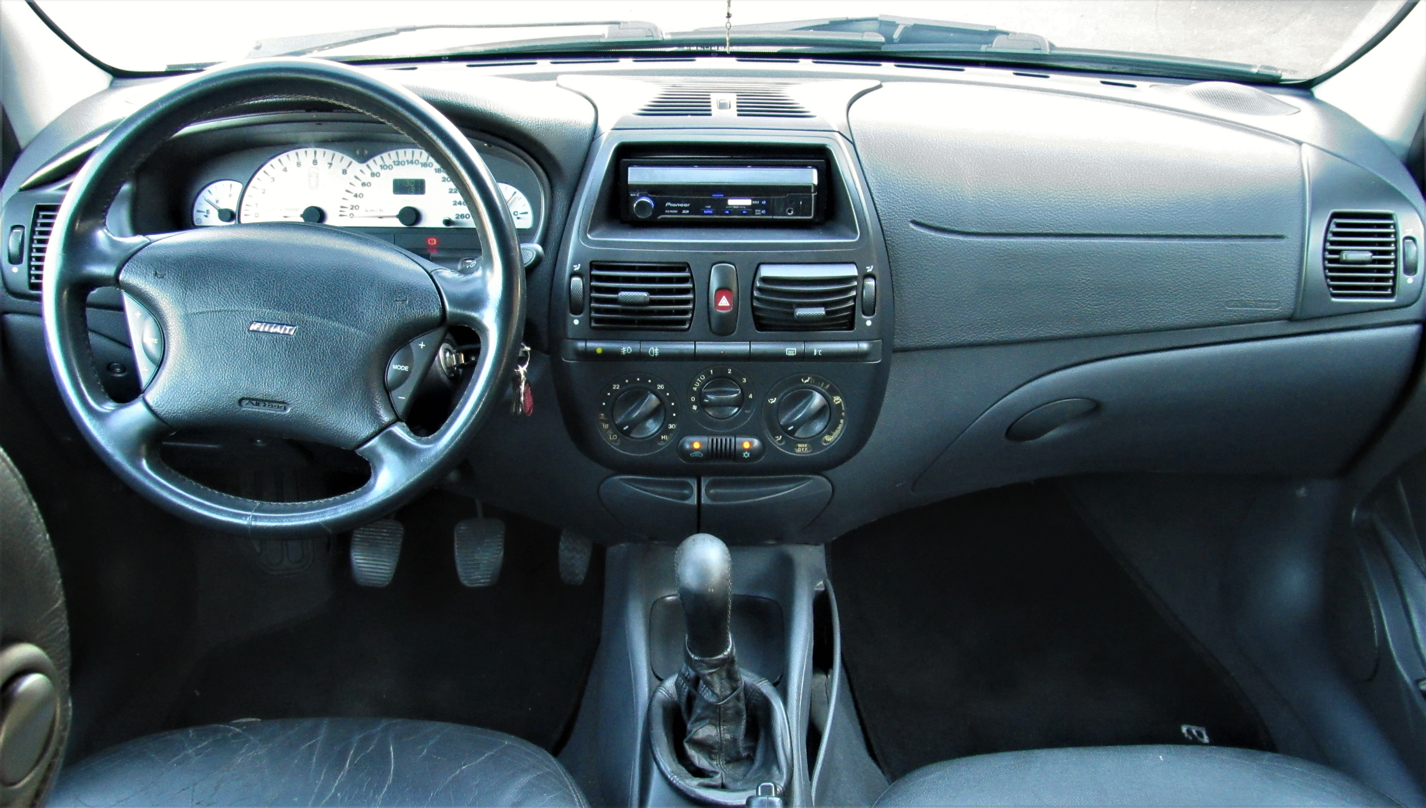 Como é dirigir o Fiat Marea 2.4 HLX manual 2003!