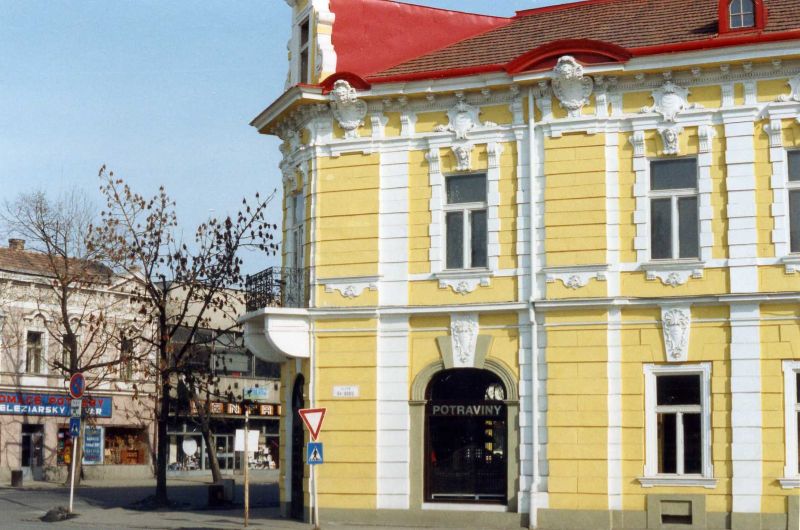 50 Fascinating Photos Capture Street Scenes of Slovakia in the 1990s ...