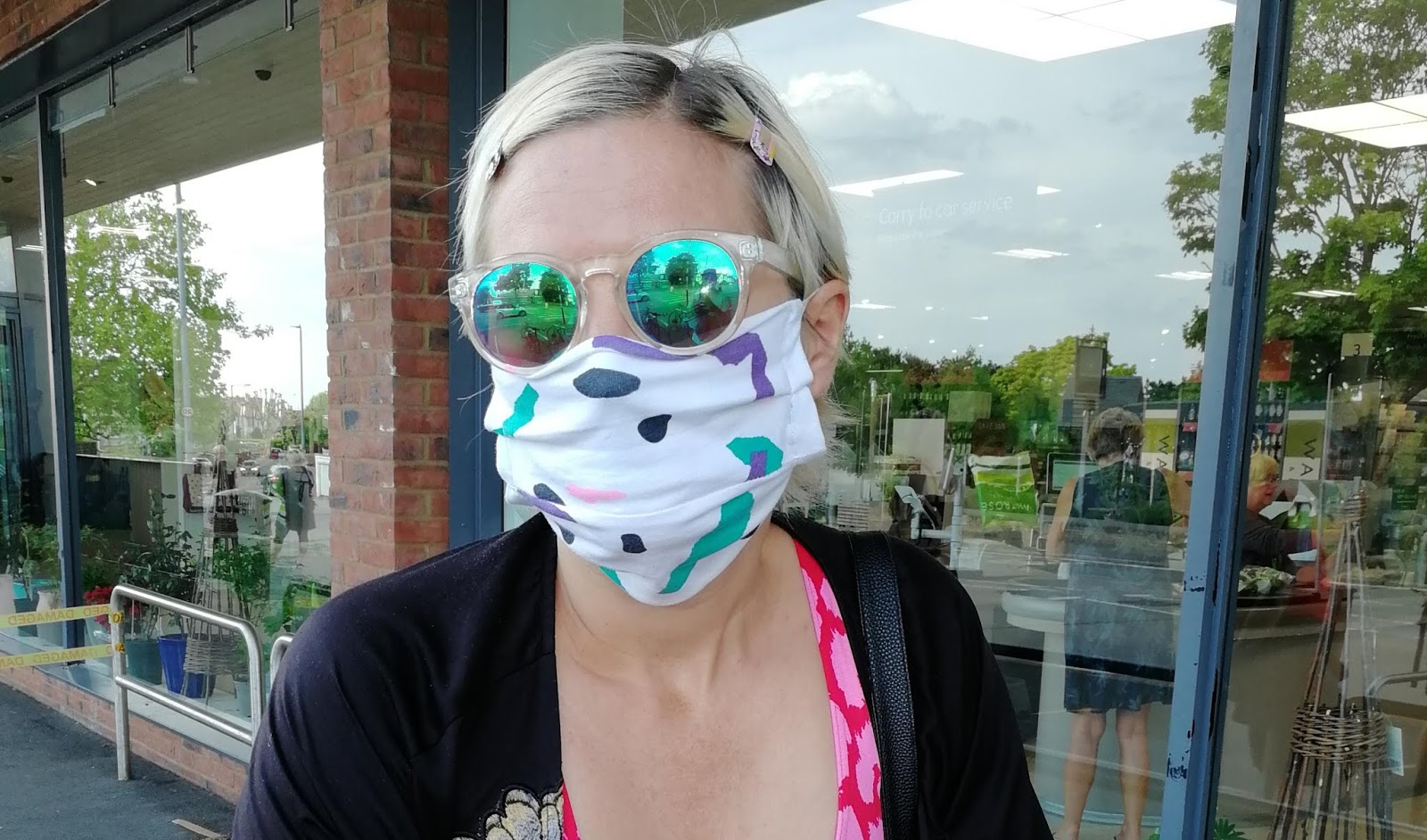 No Debutante: How to create upcycled face masks from pre-loved t-shirts.