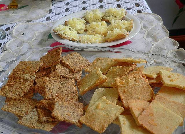 CRISP NUTTY CRACKERS