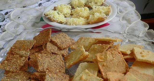 CRISP NUTTY CRACKERS