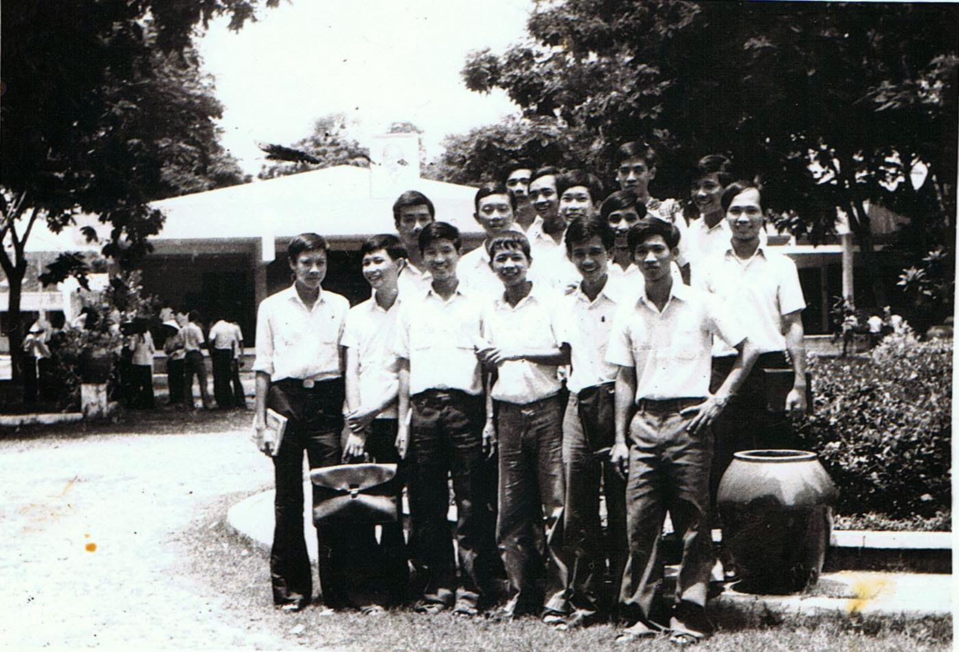 12C6 NGUYỄN ĐÌNH CHIỂU MỸ THO: Tập sưu khảo ảnh trường Nguyễn Đình ...