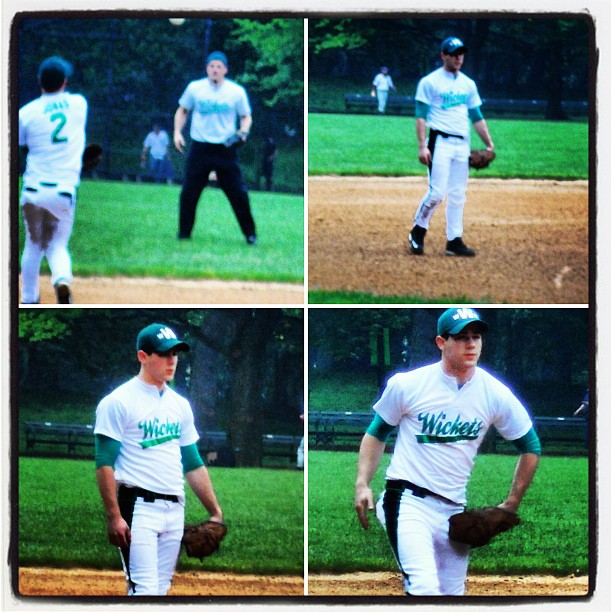 DIA DIA CON LOS JONAS: Nick Jonas jugando baseball Wicket- 24 Mayo