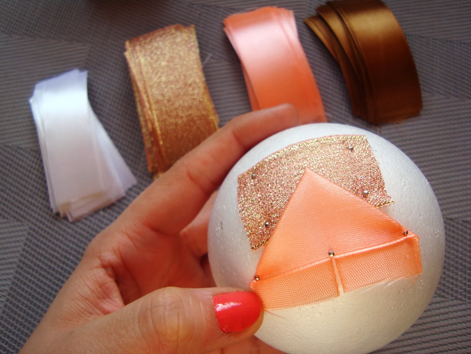 Life is your creation: DIY: BOMBKA świąteczna ze wstążek