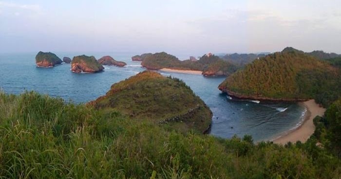 Pesona Pantai Raja Ampat di Pacitan