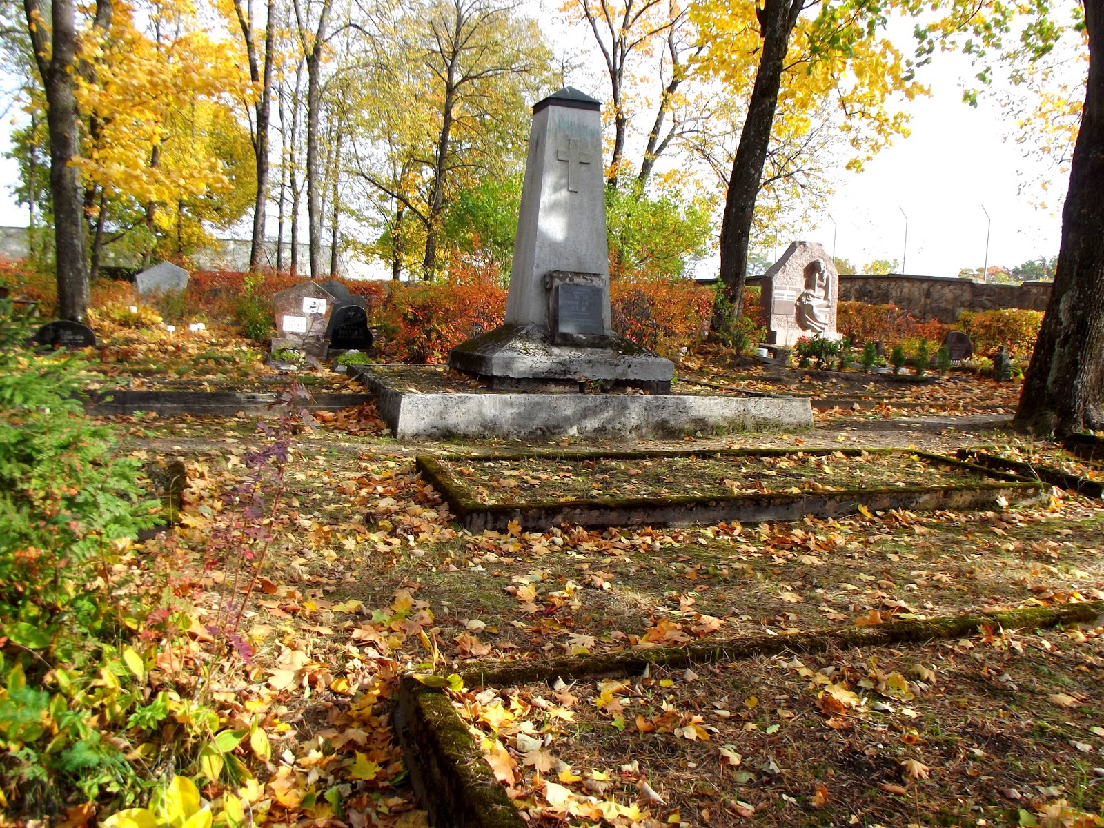 Latvijas muižas un pilis un citas interesantas vietas: Slokas kritušo ...