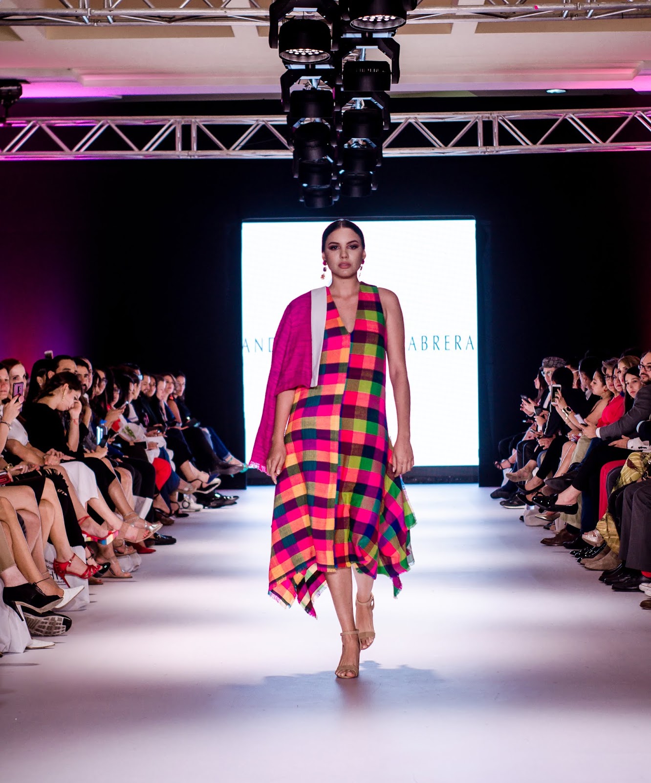 ANDREA CABRERA.... UNA DISEÑADORA CON UN TOQUE DE SOBRIEDAD