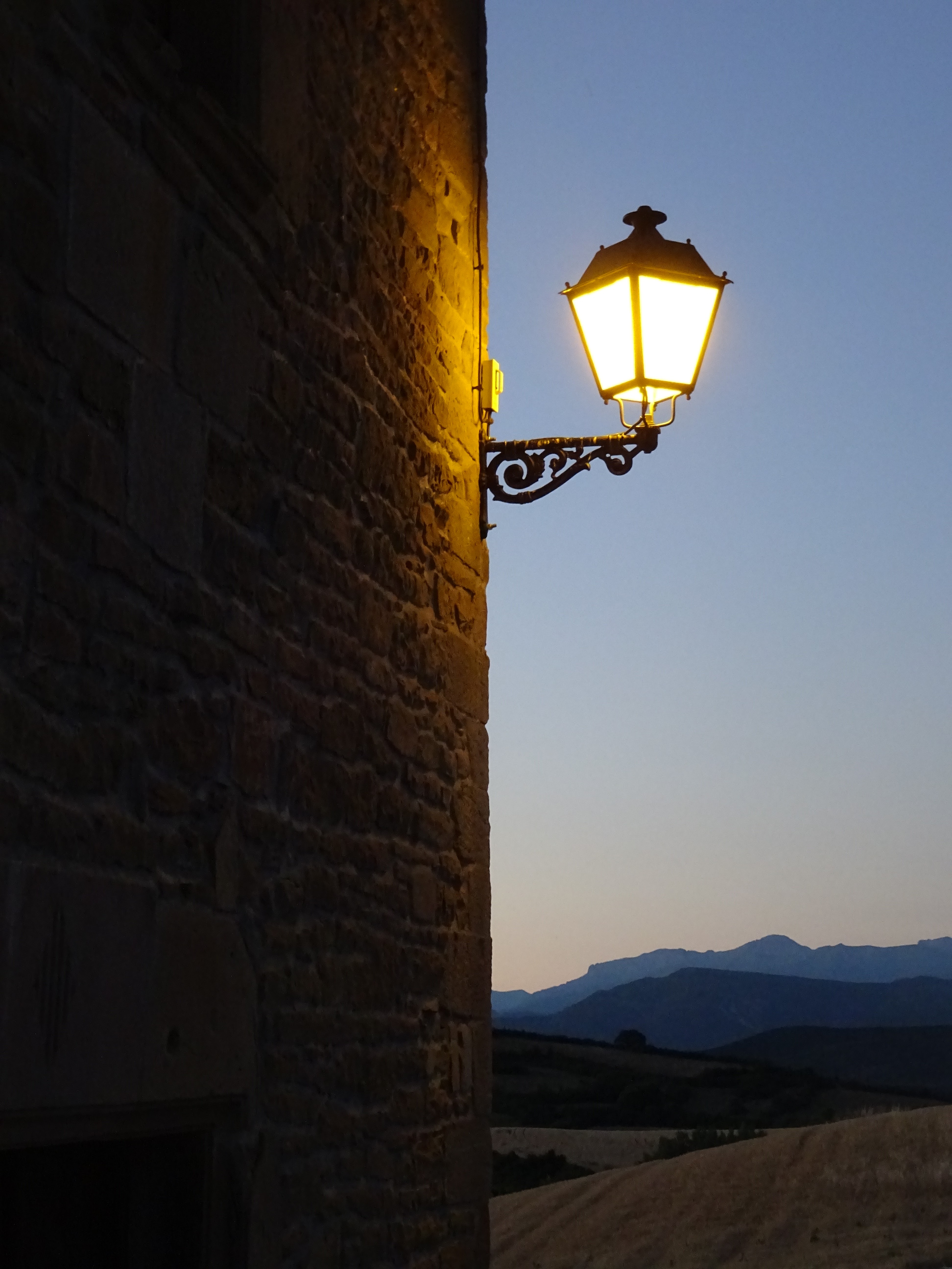 vías nerviosas: UN ENSAYO SOBRE LA LUZ: UNA FAROLA