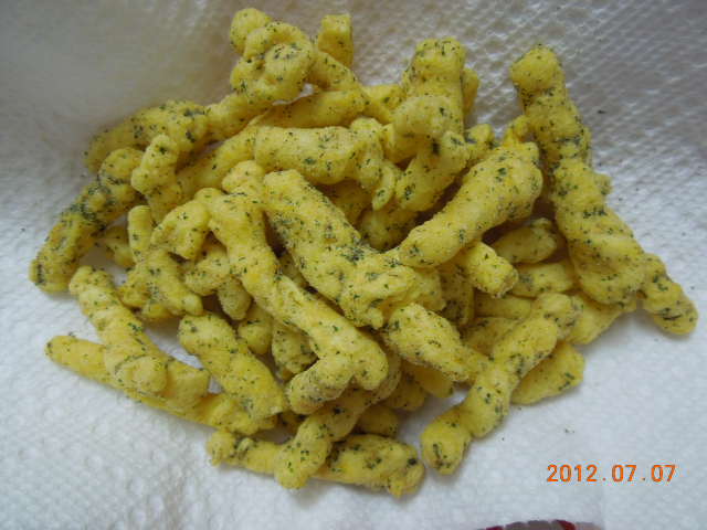 Canadian Hummingbirds: Trader Joe's Baked Jalapeno Cheese Crunchies