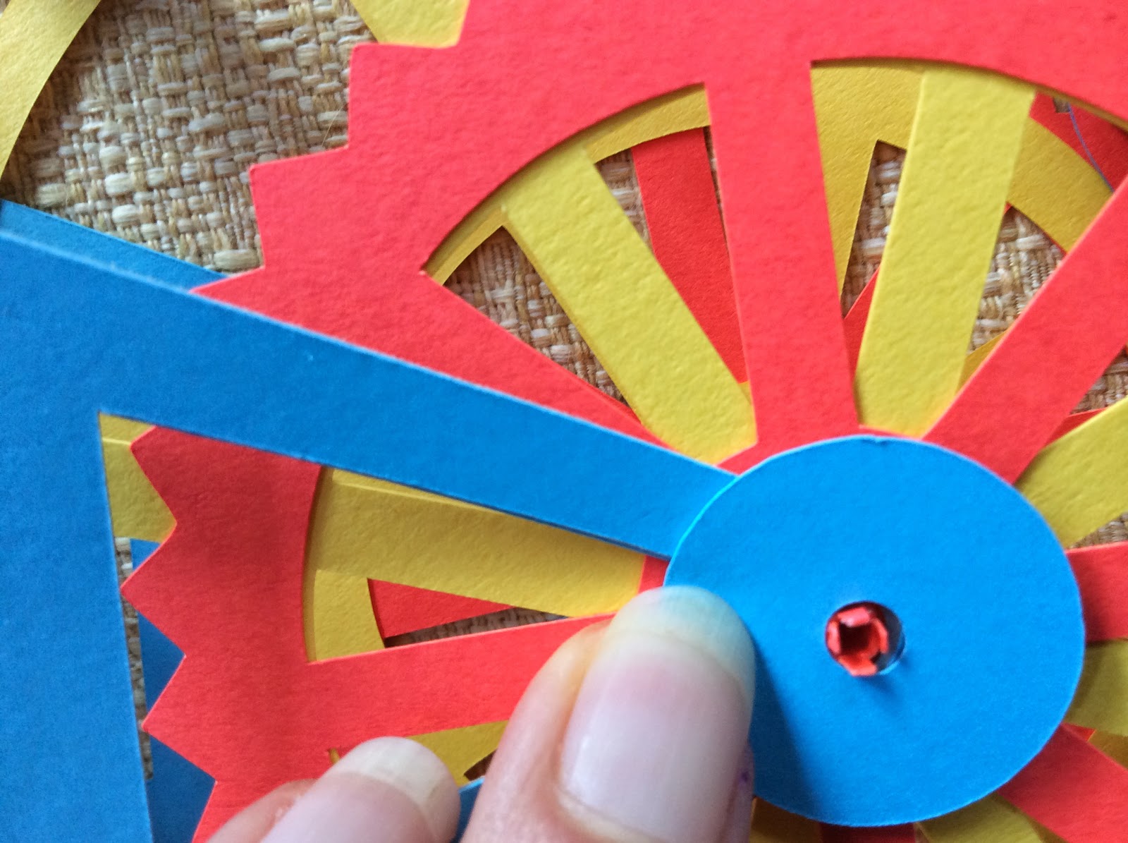 Papercrafts and other fun things: A Paper Ferris Wheel That Really Spins