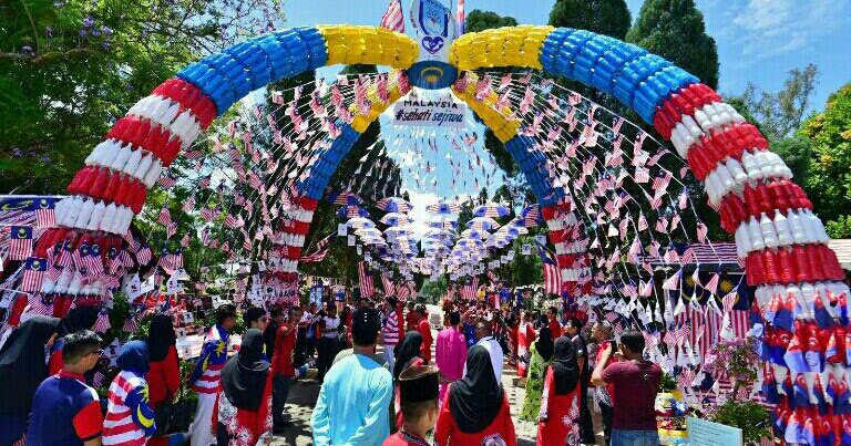 14 Hiasan Pintu Gerbang Merdeka Penting!