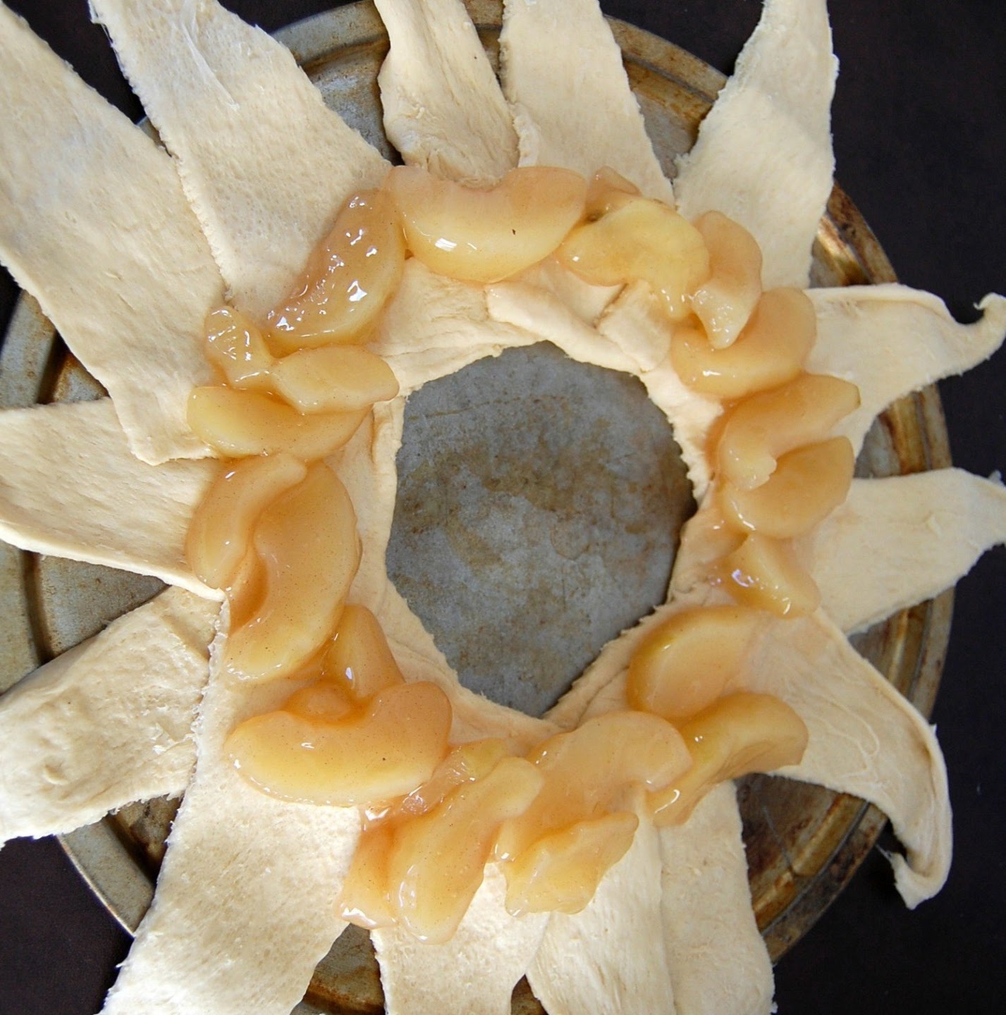 Gourmet on a Hot Plate: Chicken/cream cheese crescent roll-ring