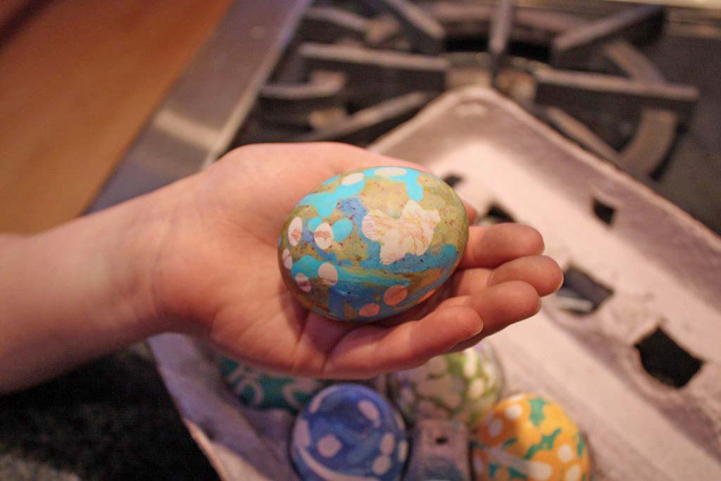 Skruben: How To: Batik Dyed Easter Eggs