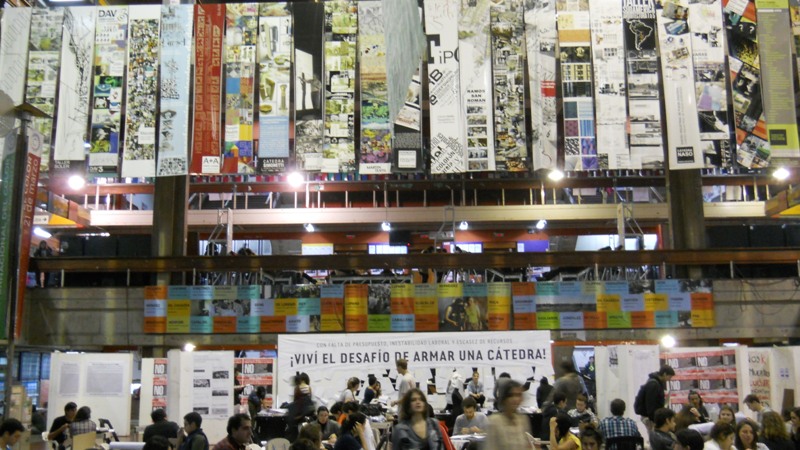 Milanesa con papas: FADU / PATIO CENTRAL