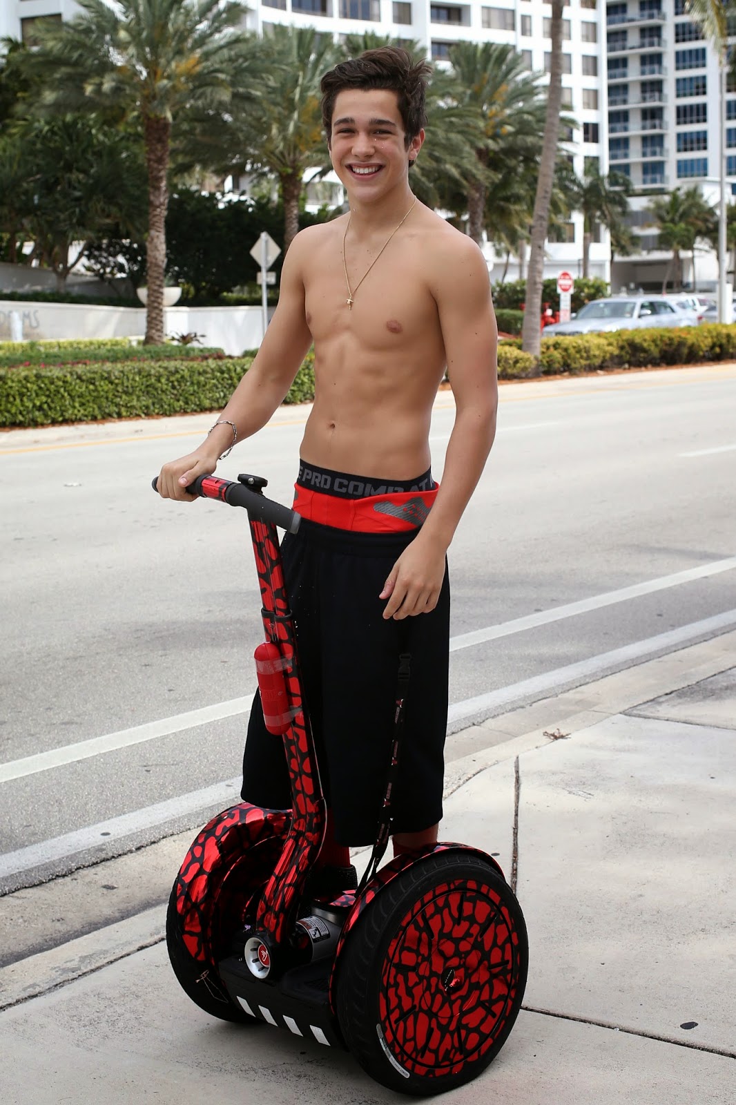Celeb Saggers: Austin Mahone Sagging Nike Pro Compression Shorts