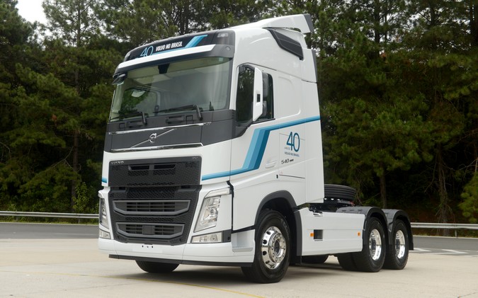 Volvo apresenta série especial da linha FH em comemoração aos 40 anos ...