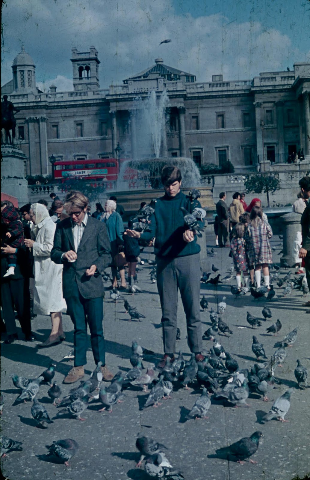 27 Fascinating Color Photographs That Capture Street Scenes of London ...