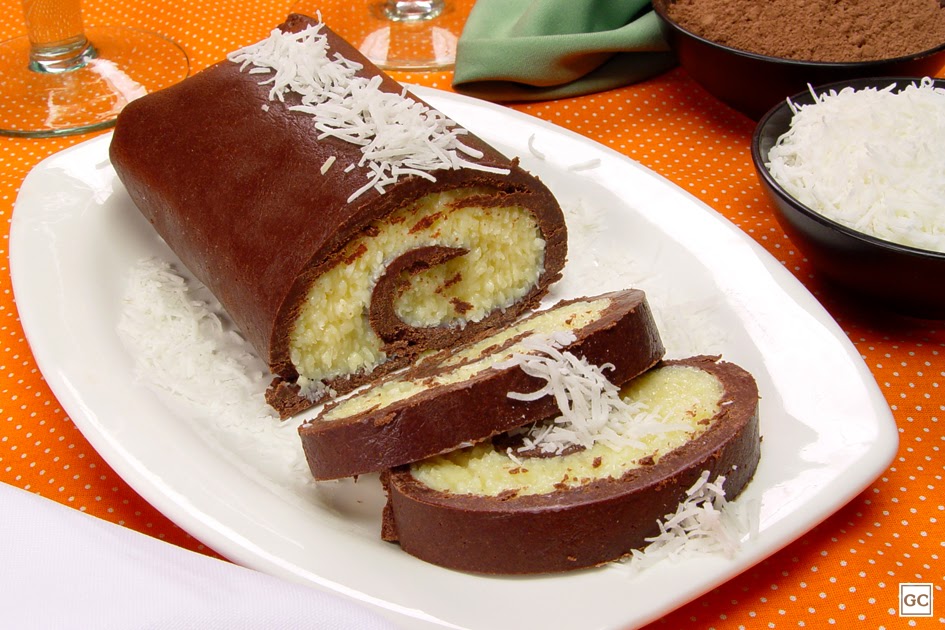 Rocambole de chocolate com coco ralado
