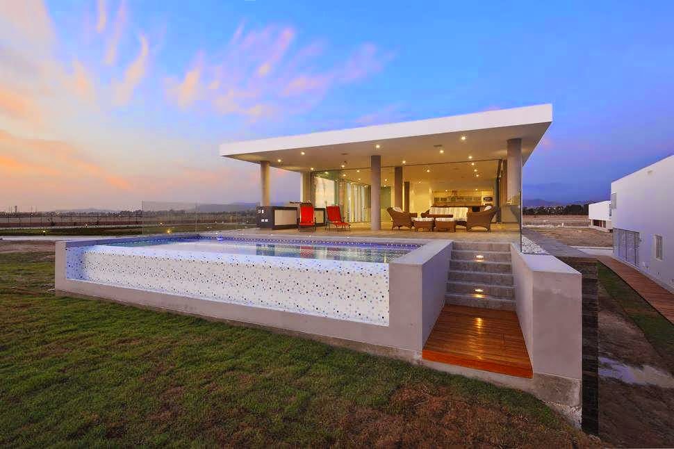 La Jolla Beach House Design With The Slope Of The Land To Create A Home ...