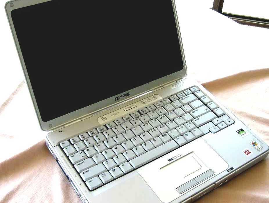 Compaq - Compact Laptop Computer