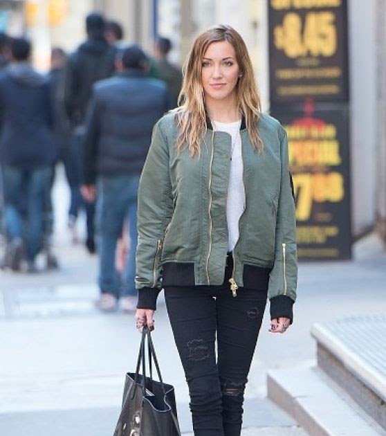 Dc Comics And Arrowverse Arrow Star Katie Cassidy On The Set Of A