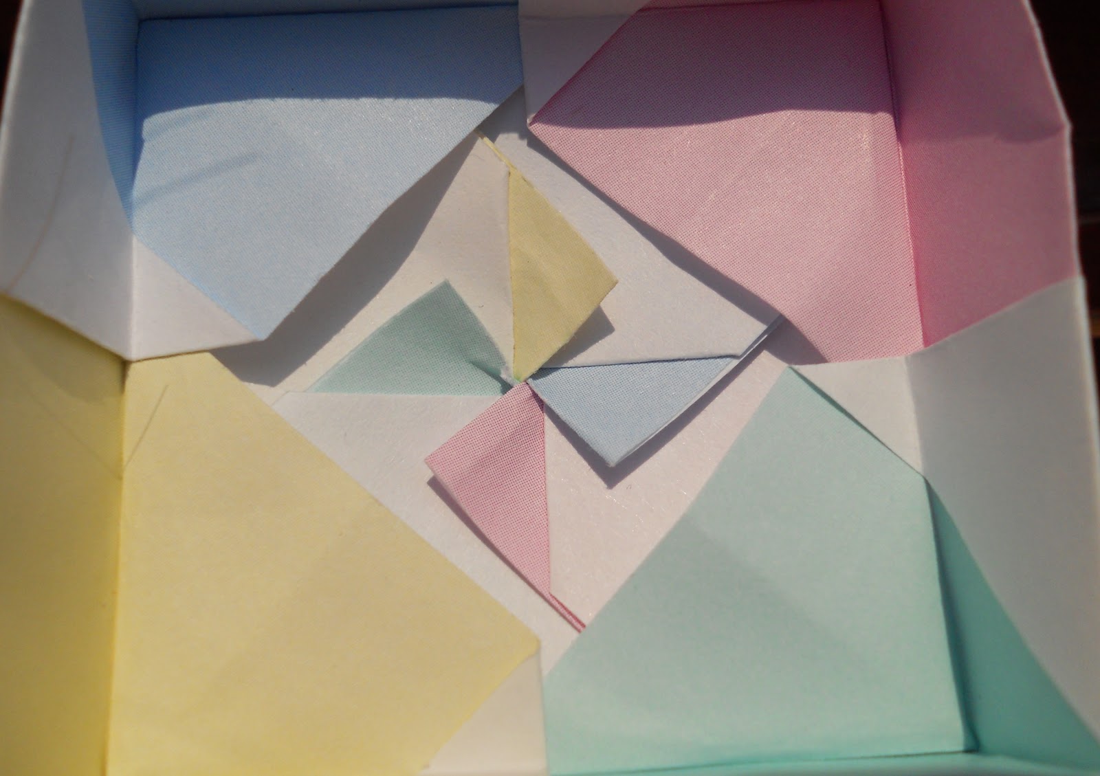 Decoratii Origami: Cutie cadou forma patrata