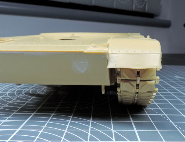 Pete's Model World : M1 Abrams Tackling The Tracks